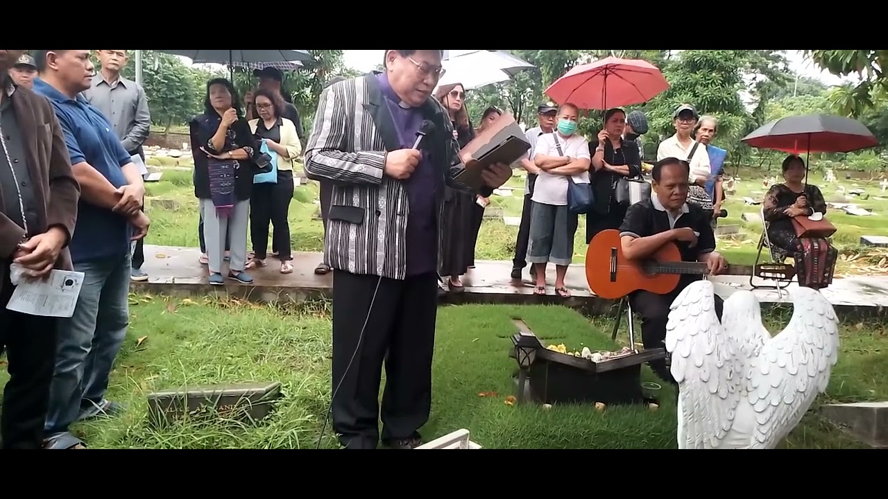 acara liturgi penguburan Alm ,ibu ke kasih ibu sarah sorta purba tgl 29 ...