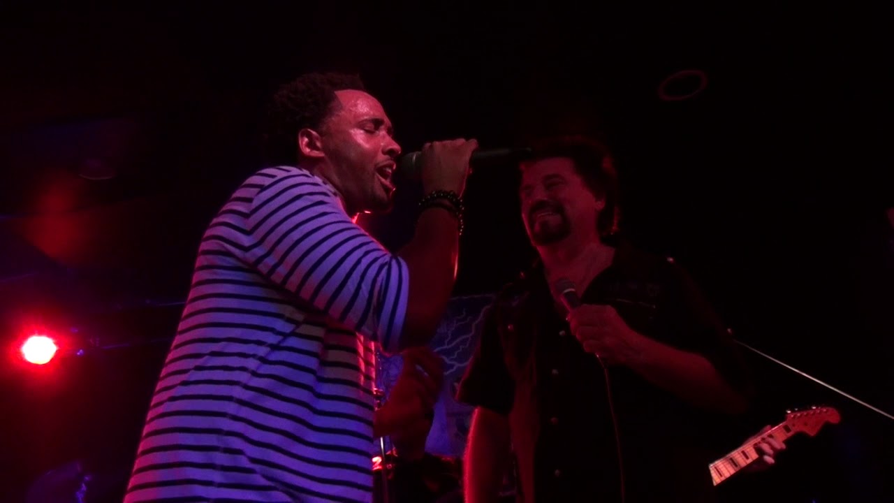 Me & Mrs Jones - Kendrix Singletary & Gary Lowder - YouTube