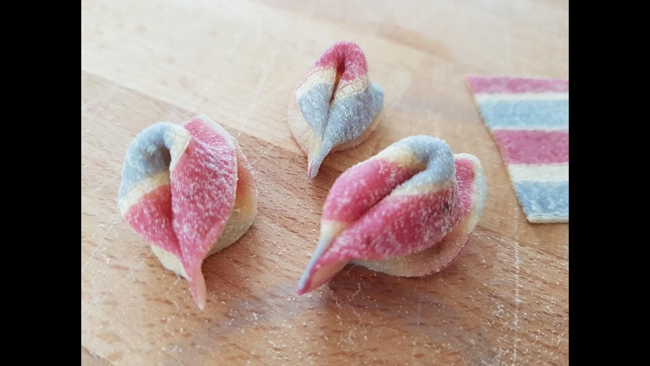 How to make and form sorpresine pasta bellybuttons. Unfilled hand ...
