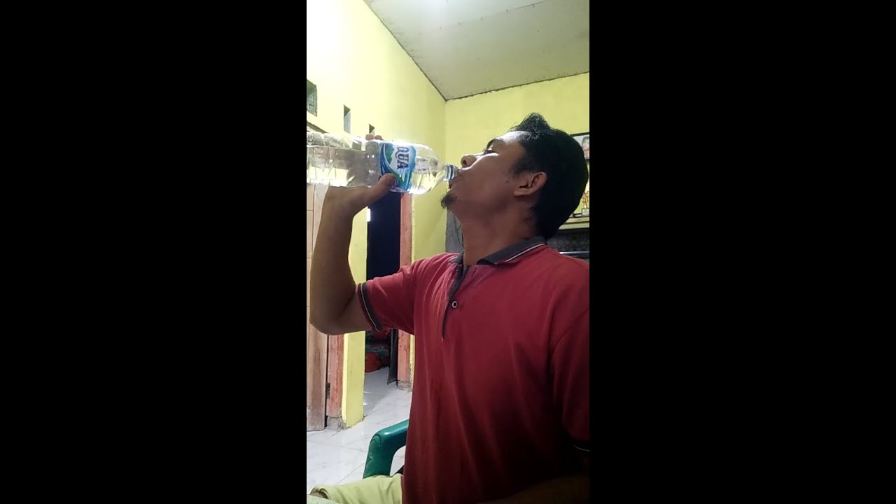 MINUM AIR 1 BOTOL AQUA GEDE SAMPAI ABIS @paultobo - YouTube