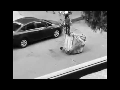 Çöpçü kıza yardım eden simitçi