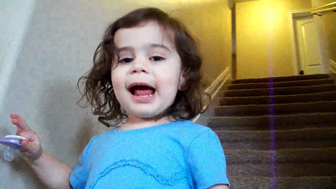 Mariana dizendo Oi pra todo mundo. - YouTube