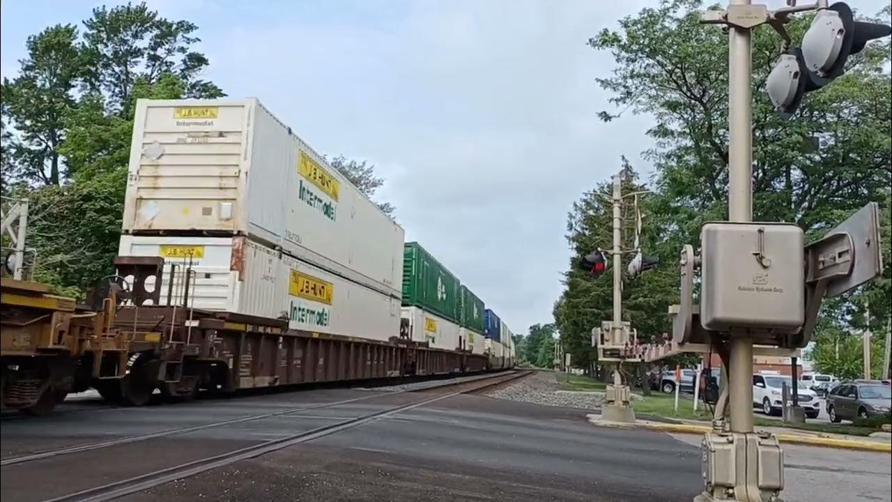 Bnsf 3931 leads 28B through Vermillion, Oh - YouTube