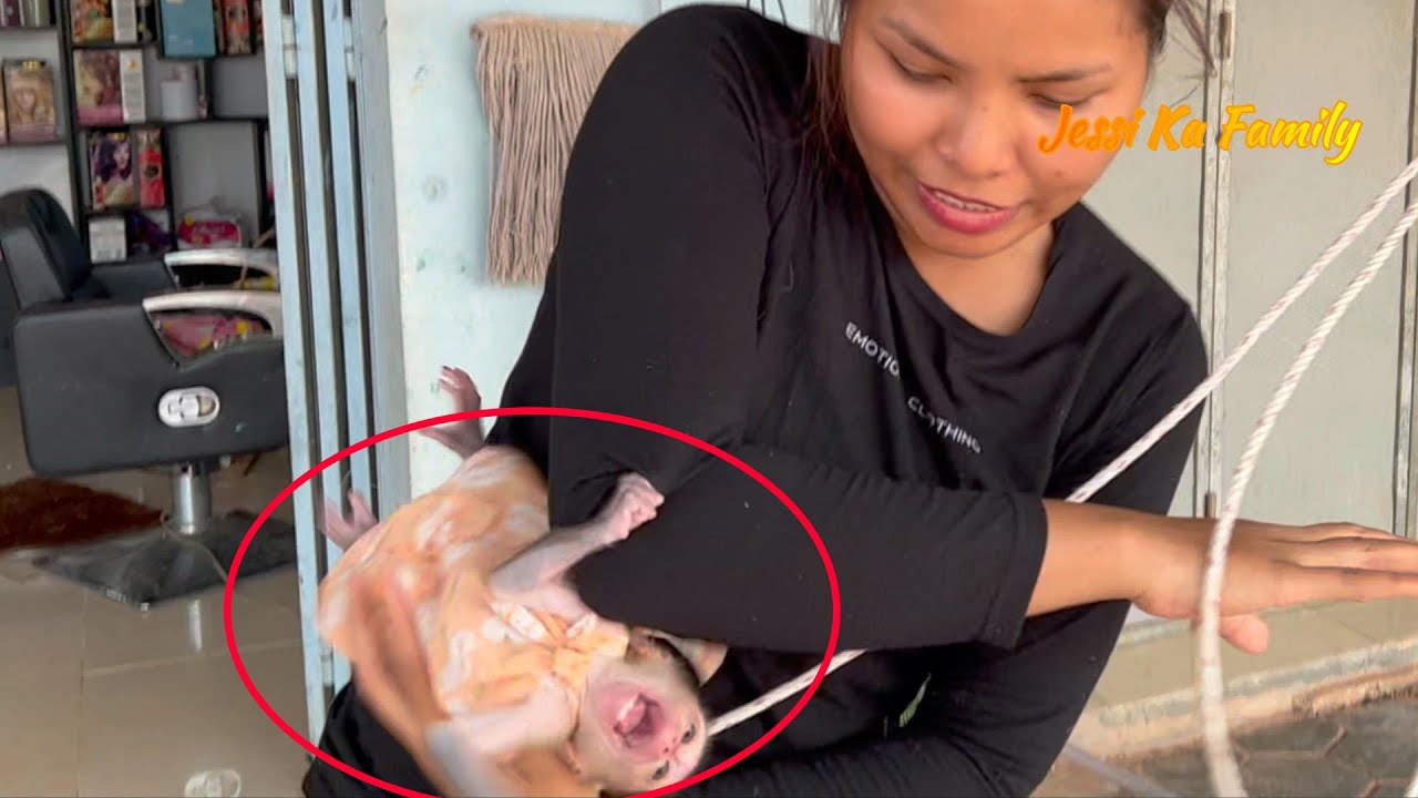 JESSI KA She Slippery hand ,But Mom Helped Her In Time During The ...