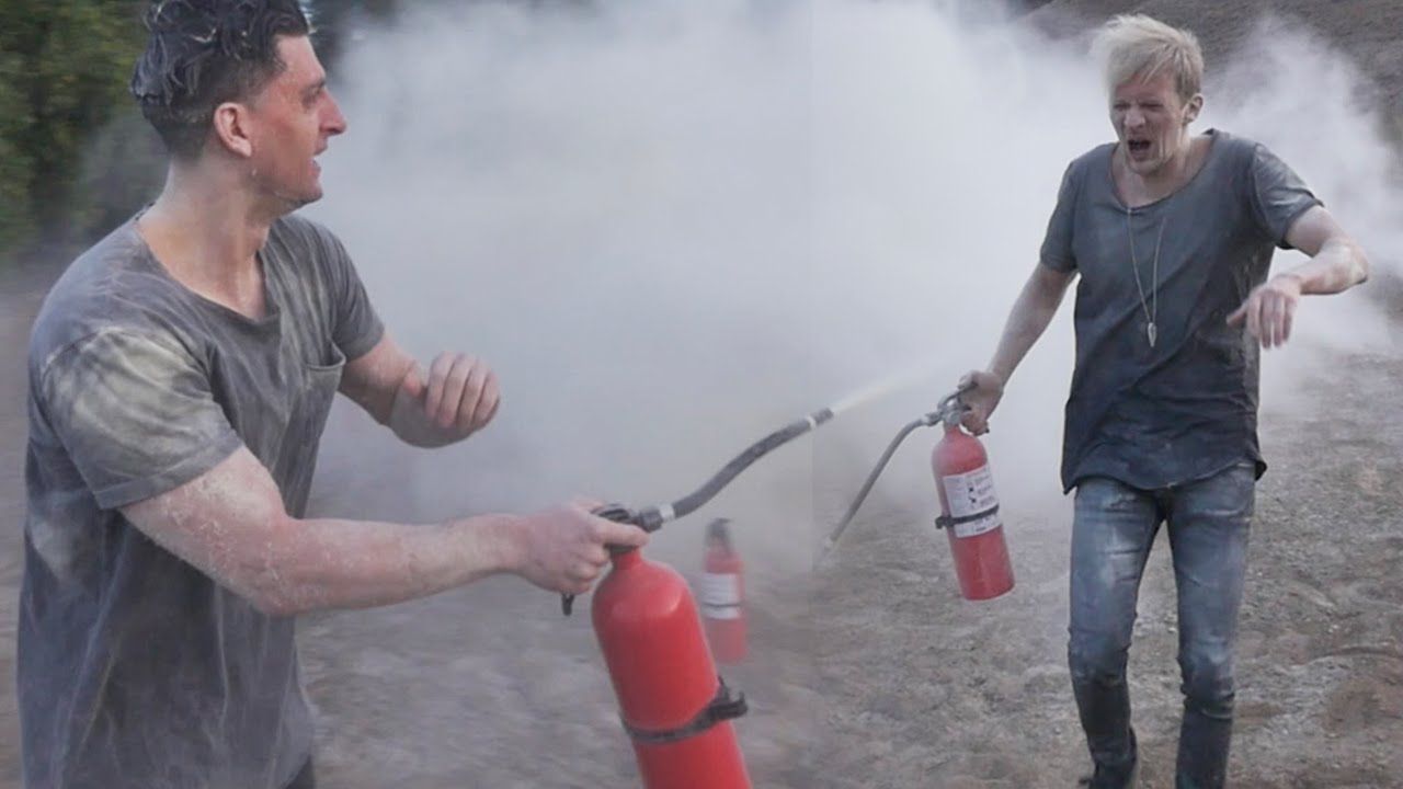 CRAZY FIRE EXTINGUISHER FIGHT - YouTube