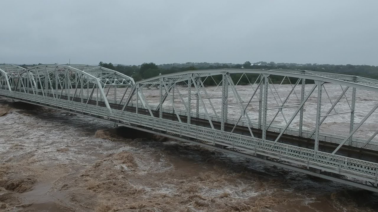 Incredible video of Llano River flooding under Inks Bridge - YouTube
