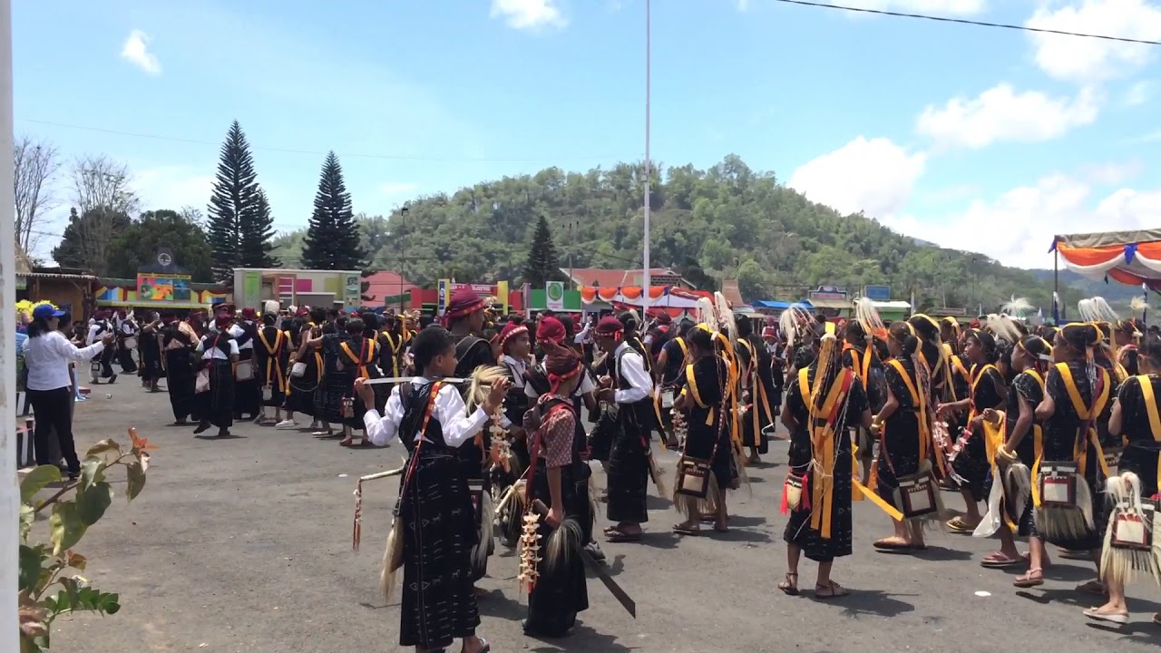 Tarian tobelo dalam balutan kain adat bajawa - YouTube