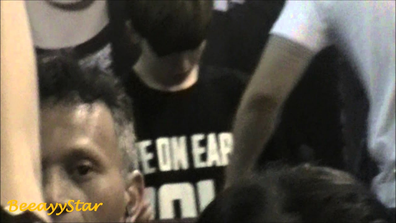 [FANCAM] 140530 BAP Shaking pen - YouTube