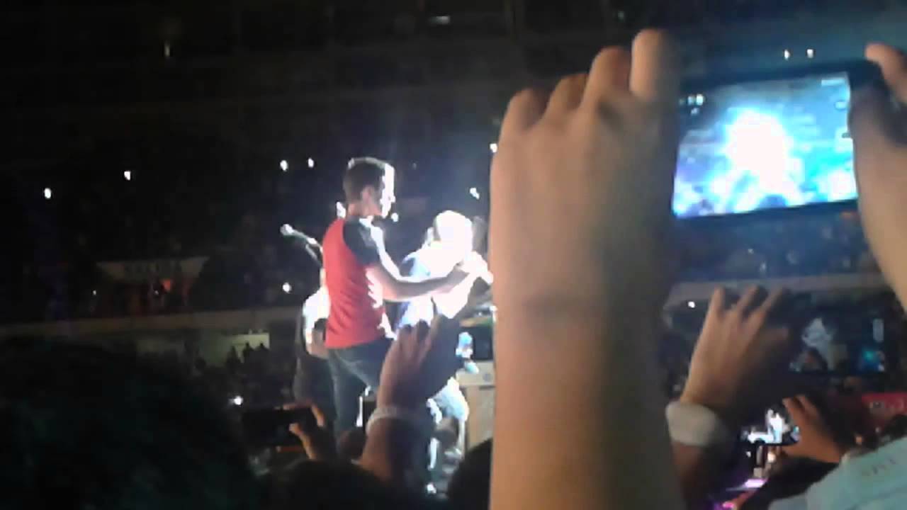 Army of one - Coldplay live Lima - YouTube