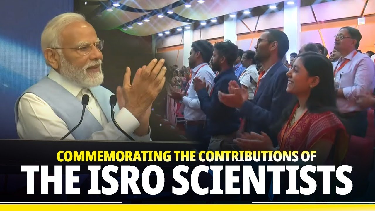 PM Modi's standing ovation & applause in honour of the ISRO scientists ...