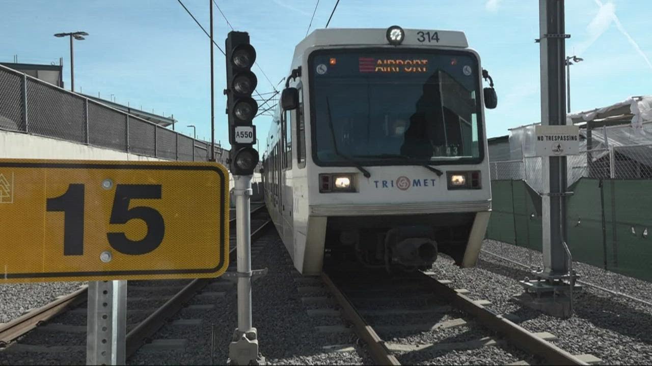 TriMet resurfacing mile-long stretch of MAX red line to PDX - YouTube