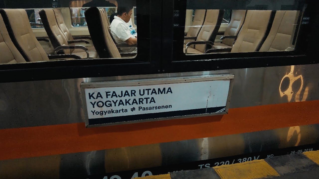 4K | Naik Kereta Api Fajar Utama Yogyakarta Kelas Ekonomi Premium - YouTube