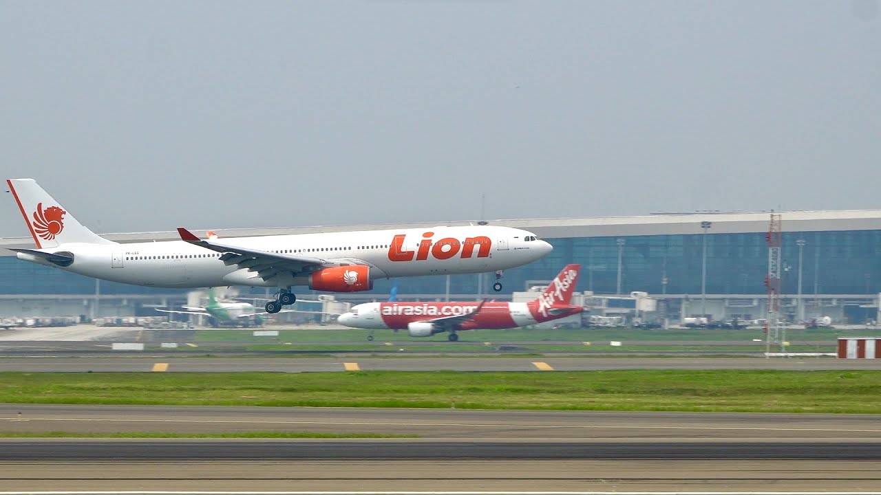 Plane Spotting Pesawat Terbang Lion Air Terbesar (Flynas) Landing dan ...