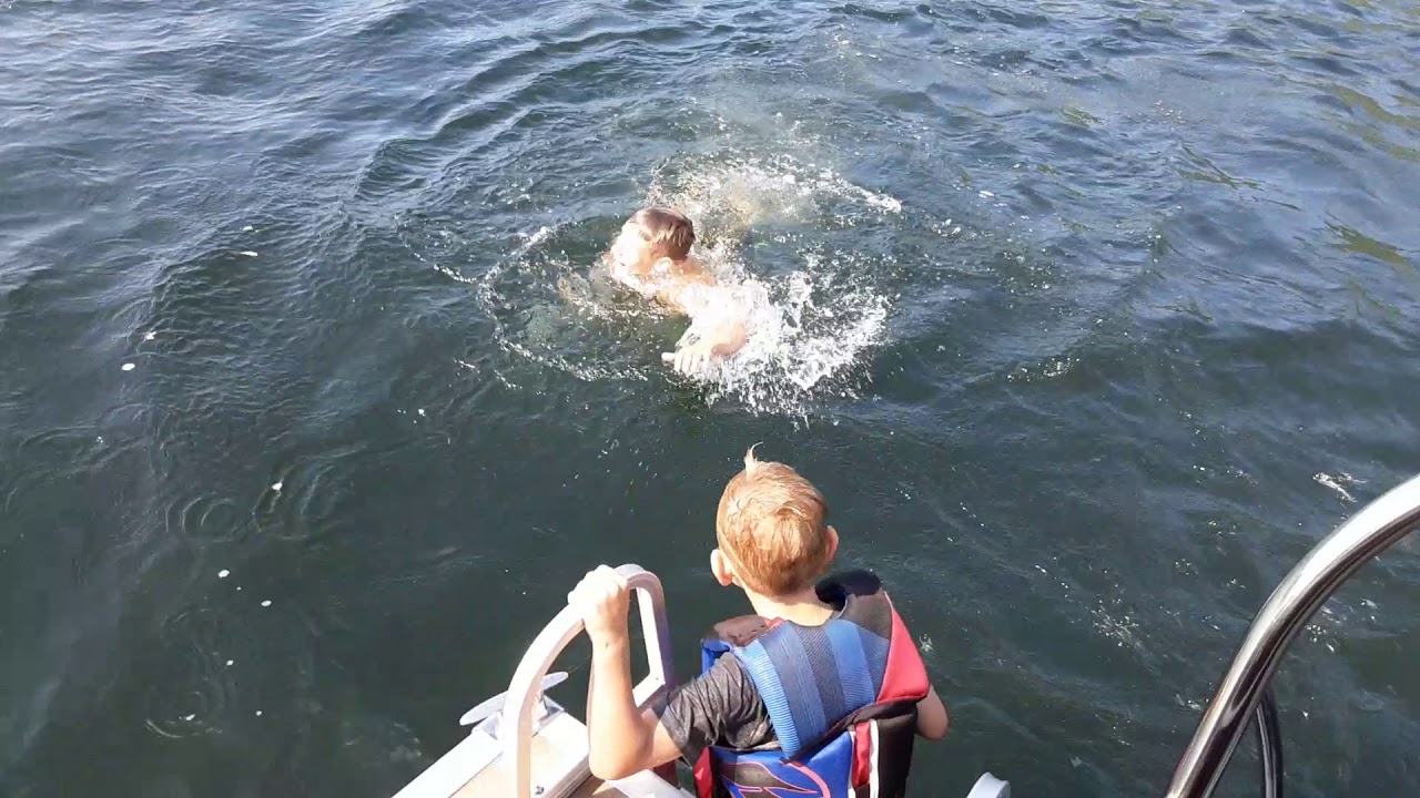 Jumping off boat - YouTube