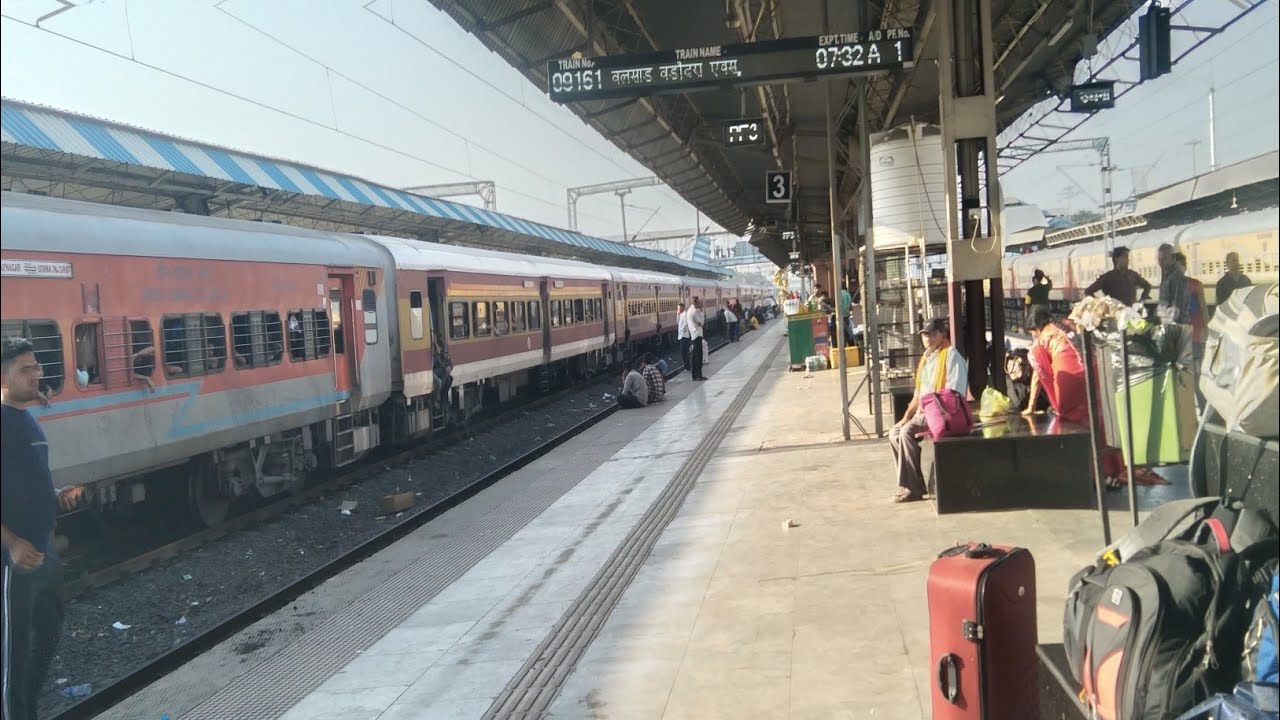 Haridwar Bandra Express |Train Crossing From local Railway station 🚉 ...