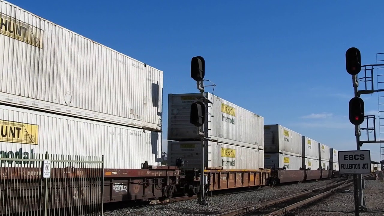 BNSF 8050 7815 6745（95両編成の貨物列車） - YouTube