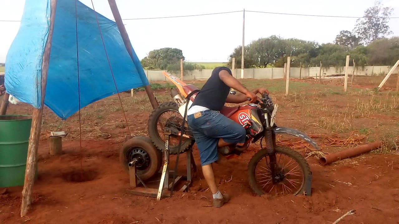 Cavando poço semi artesiano manual - YouTube