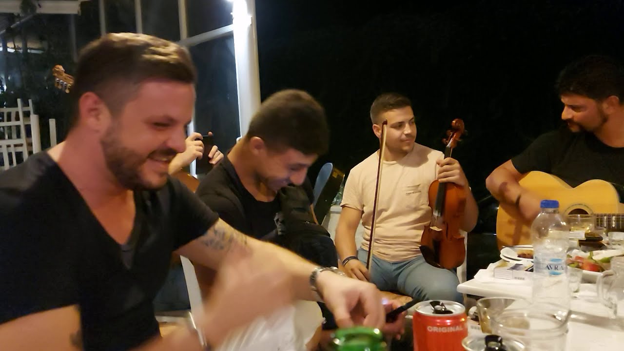 Κρητικά Τραγούδια με Κρητική Λύρα - Μπαρδάκης & Λιασκώνης LIVE - YouTube