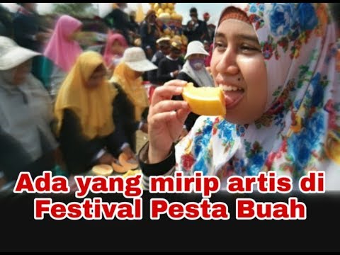 Viral, Ribuan Orang Makan Buah Gratis. Bukan duo semangka,tapi ribuan semangka,melon,dll
