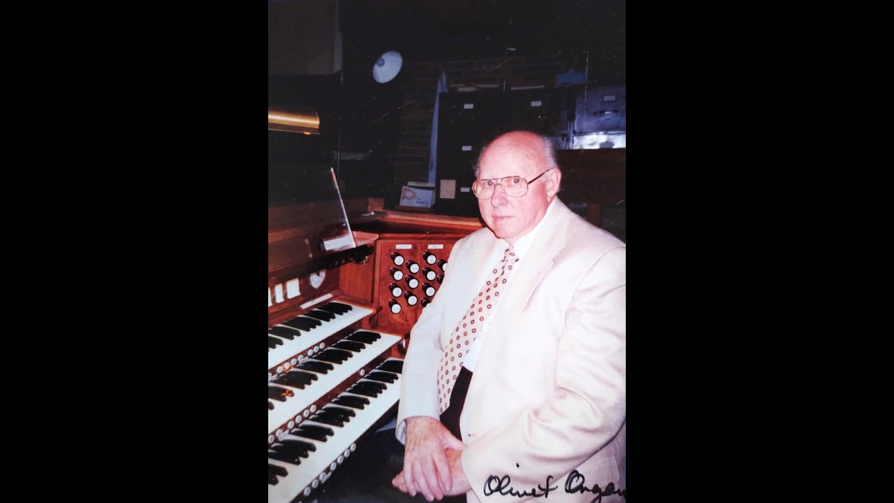 Lloyd Collins at Olivet Lutheran's 3/32 Möller pipe organ, Christmas ...