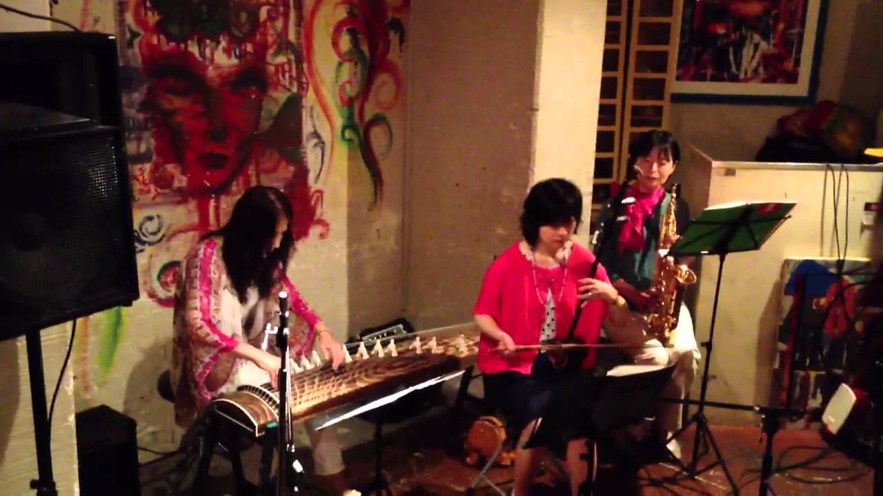 Masumi Timson (Koto) & Yumiko Seyama (Niko) - YouTube