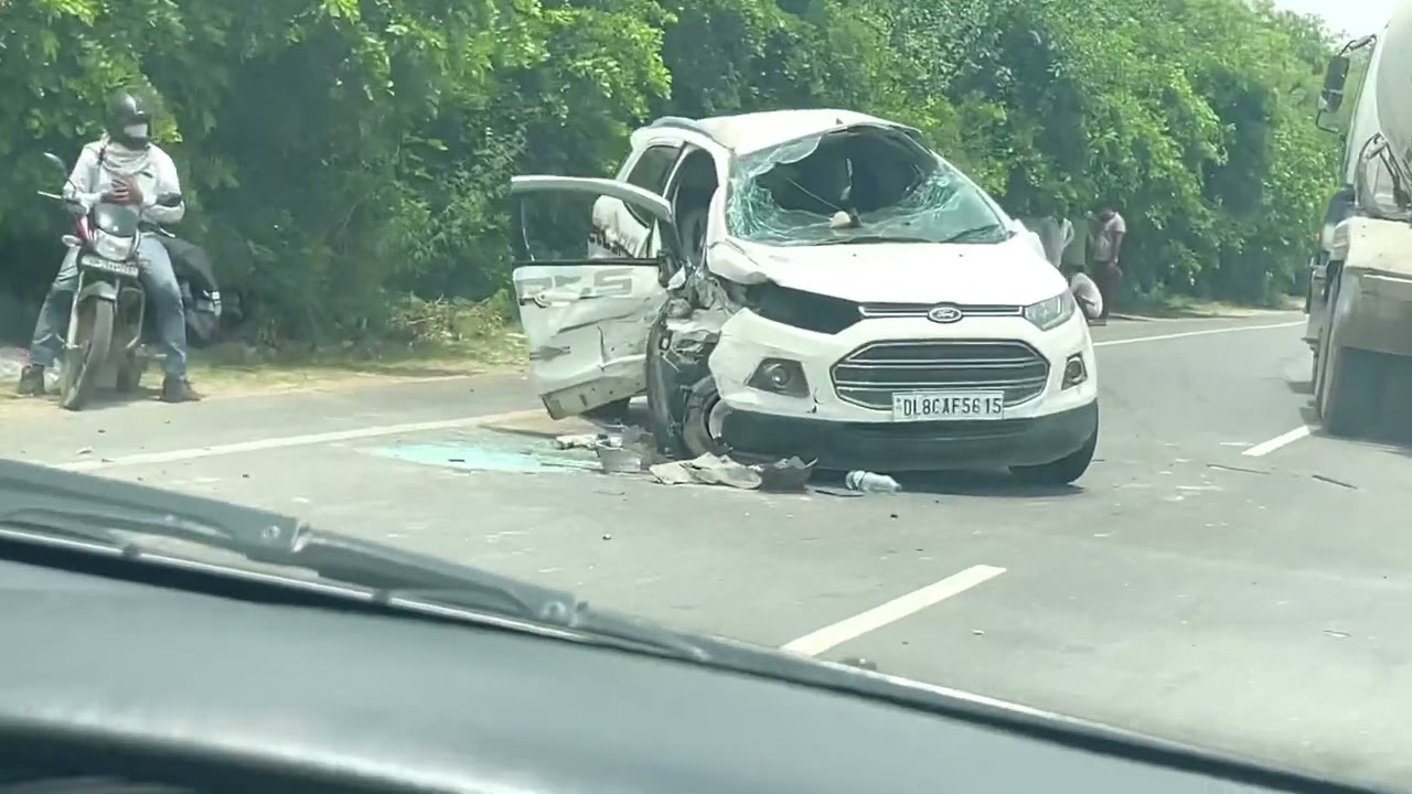 Ford ecosport and maruti suzuki brezza accident - YouTube