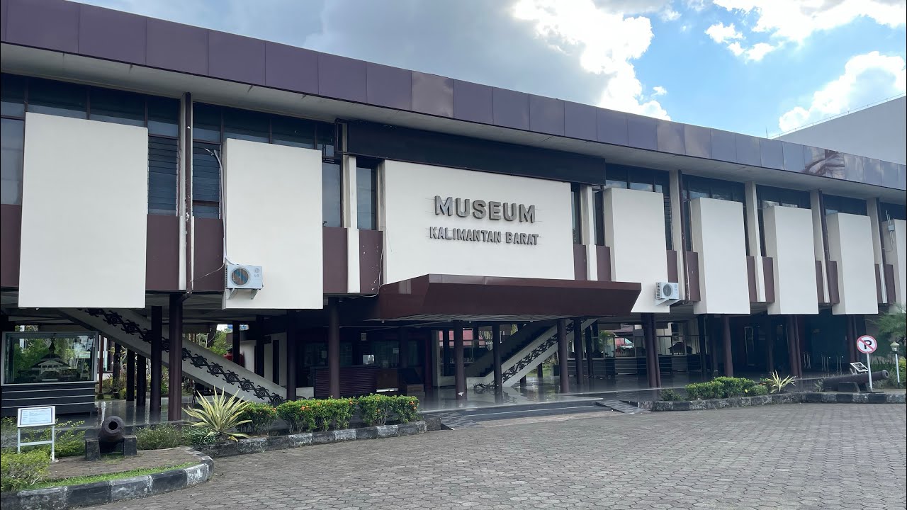 Bersiar-Siar Di Luar Museum Pontianak Kalimanatan Indonesia - YouTube