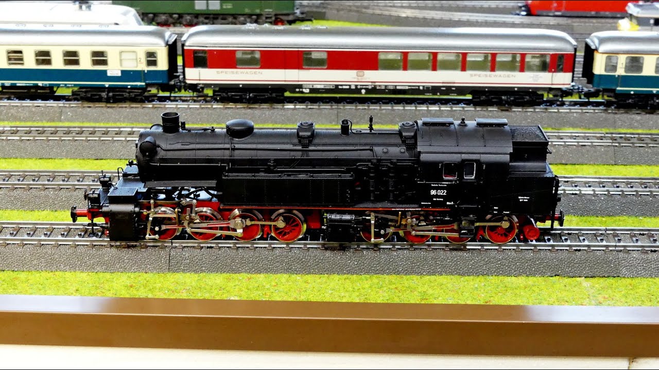 Rivarossi BR96 articulated AC analog - YouTube