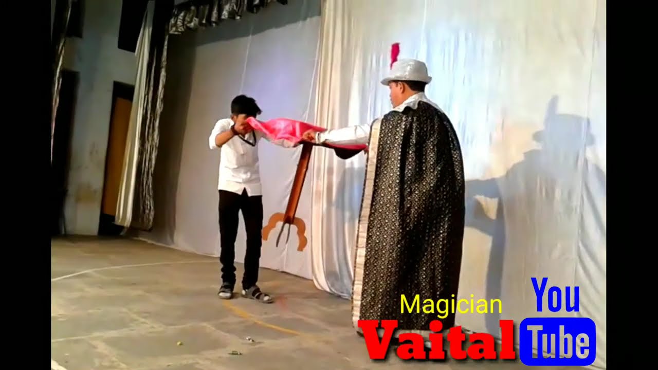 Floating Table Magic Trick || #magicianvaital || मैजिशियन वैताल || हवा ...