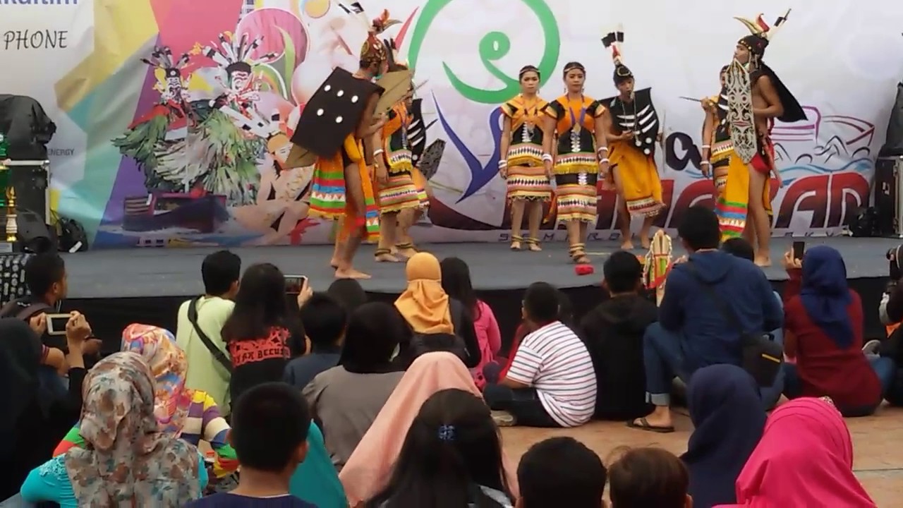 Tarian dayak bulusu festival mahakam samarinda 2016 - YouTube