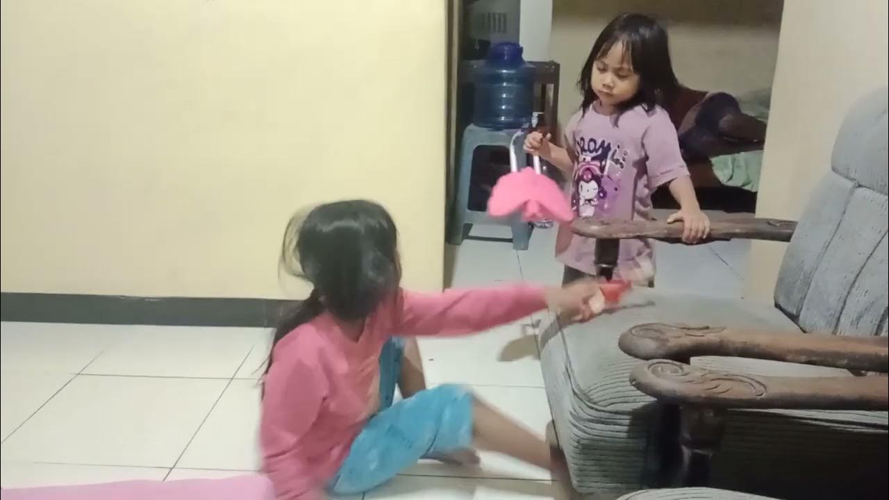 kakak dan adik lagi berantem rebutan mainan - YouTube