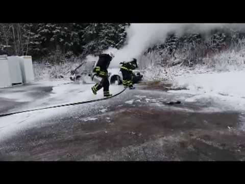 Swedish firefighter practice extinguish a car - YouTube