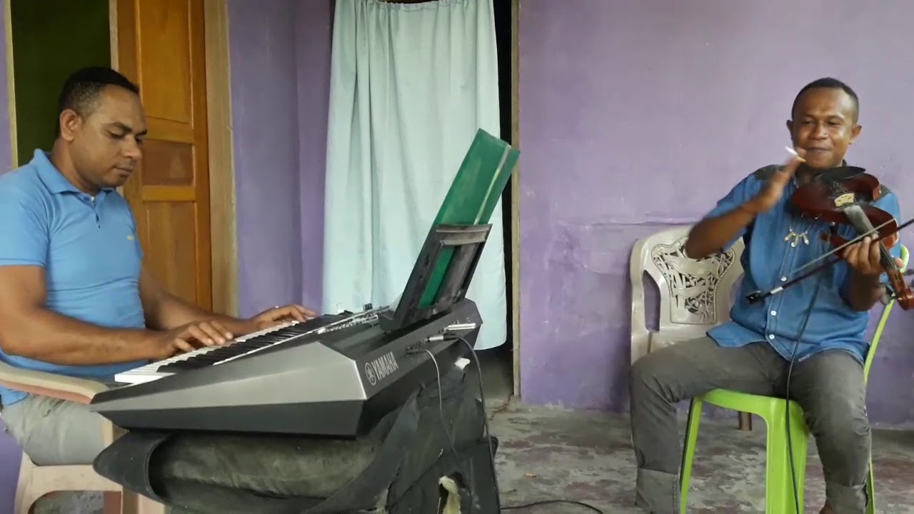 Instrumental santa feat liurai - YouTube