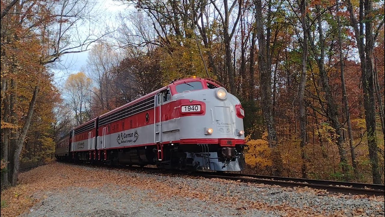 RJ Corman Kentucky Dinner Train heading west bound on the Bardstown ...