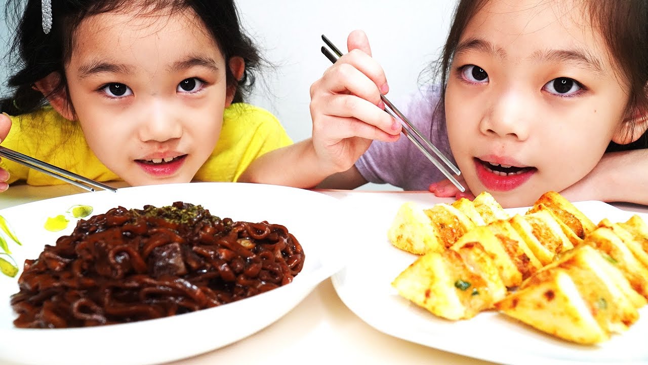 Mukbang 짜장면, 멘보샤 먹어보기 jajangmyeon 炸酱面 jja-jang-myeon جاجانغ ميون ...