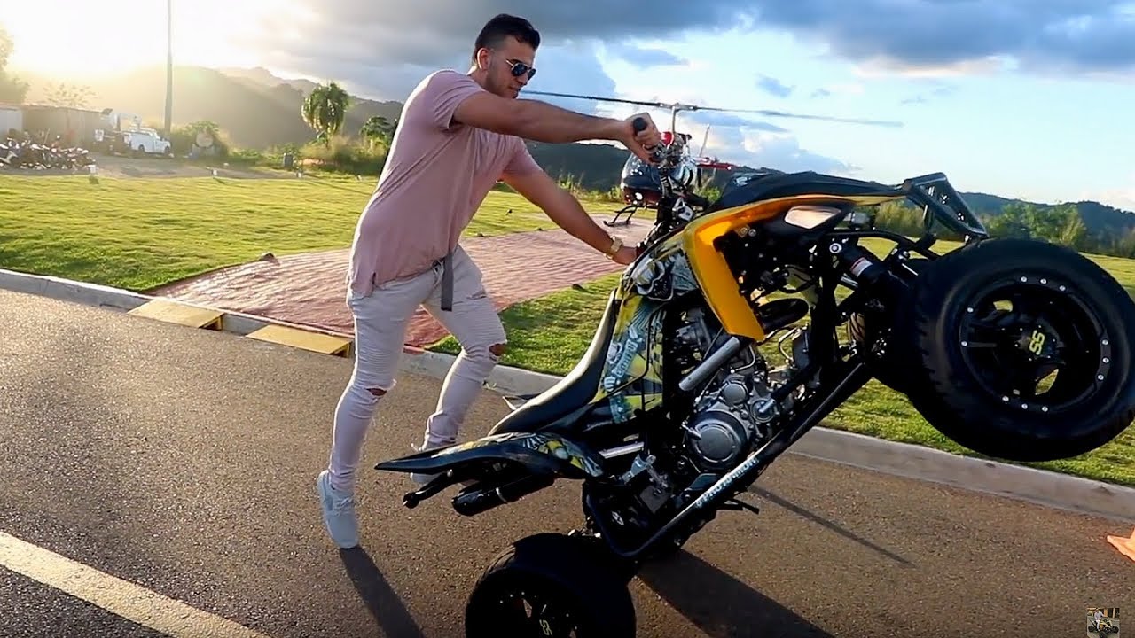 Danny Rivas Volando Con el Piloto del Principe Karin - YouTube