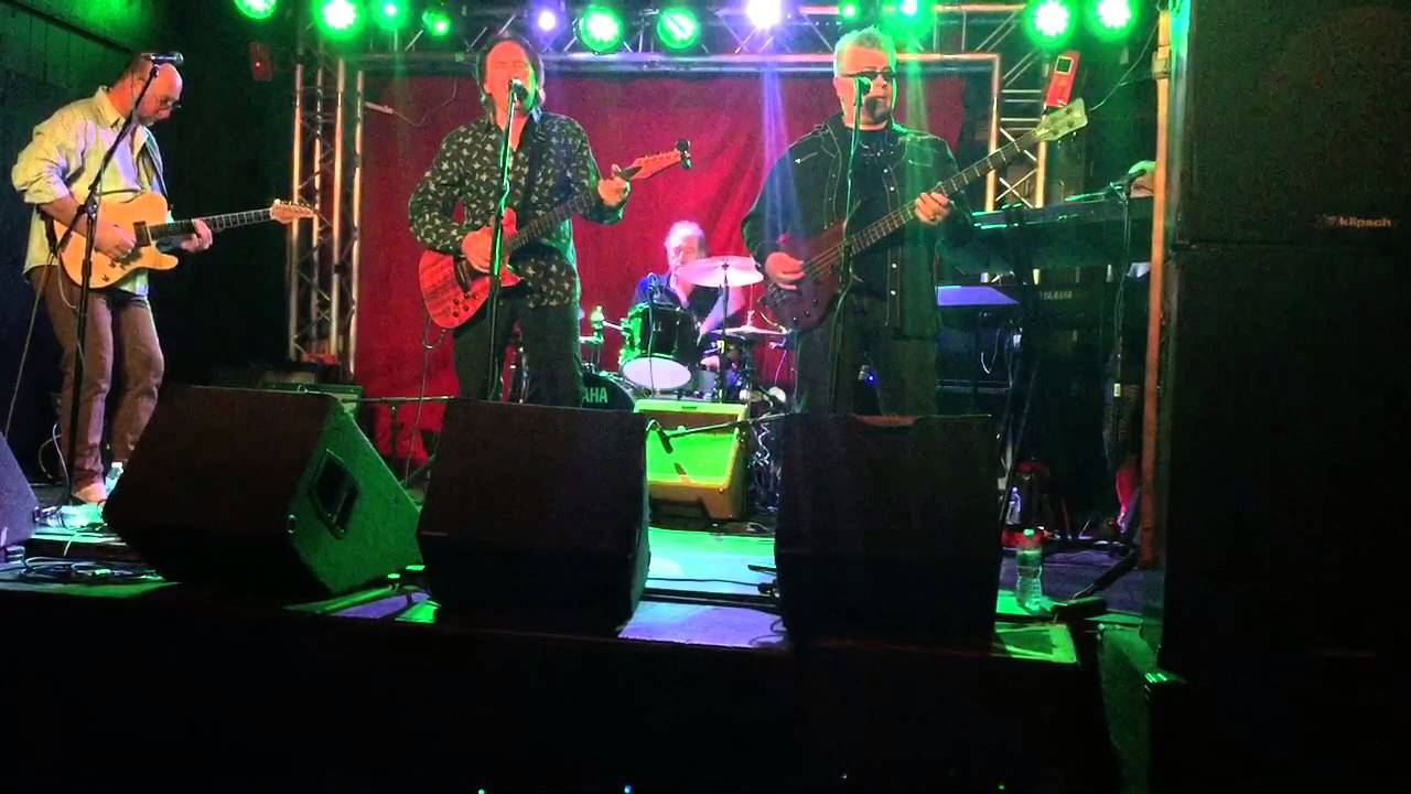 Denny Laine w/the Cryers performing Band on the run at Jack Rabbits in ...