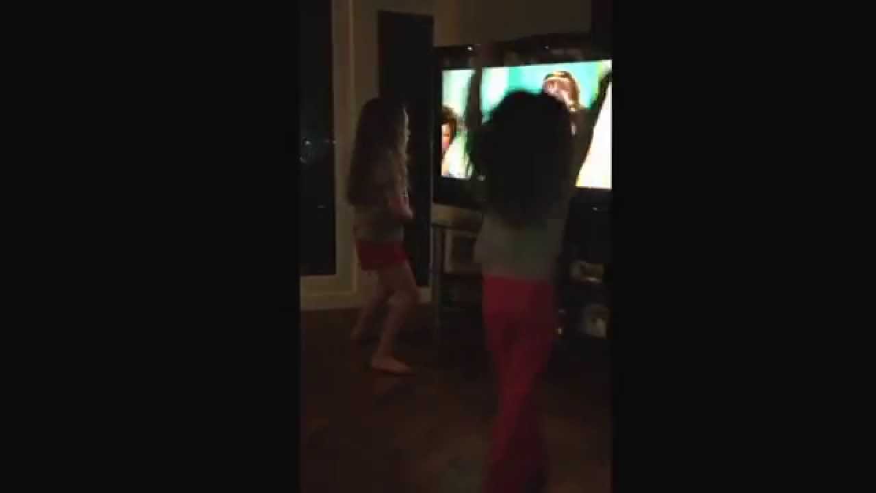 Kids shaking their bum to hairspray - YouTube