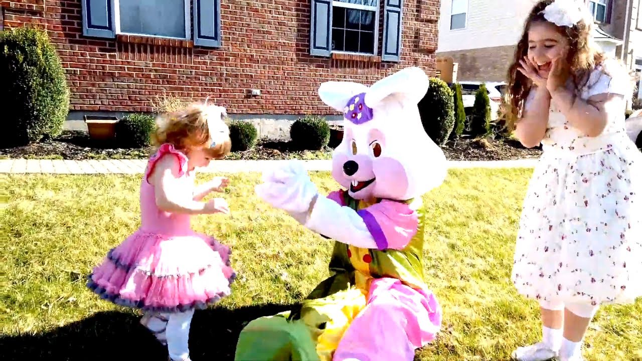 Mrs. Bunny gives Eliza and Aysel toys and Joy's - YouTube