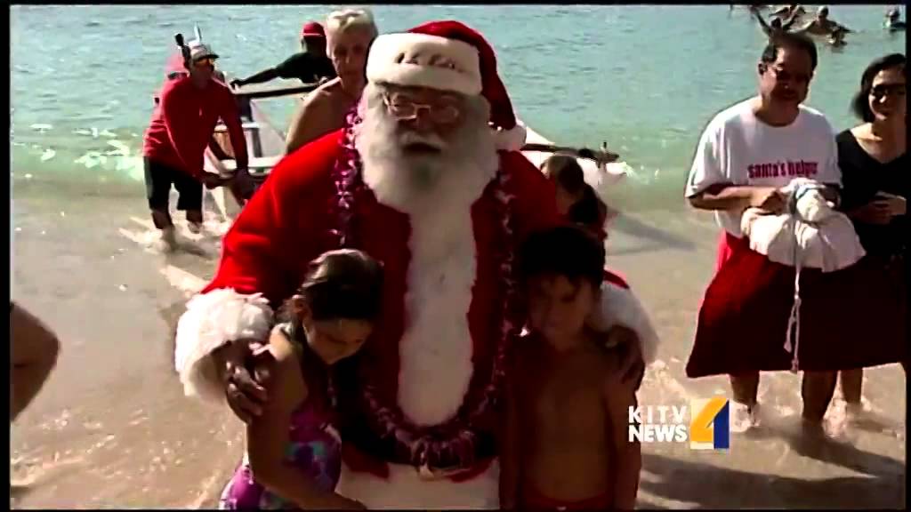 Santa arrives by canoe at Halekulani in Waikiki - YouTube