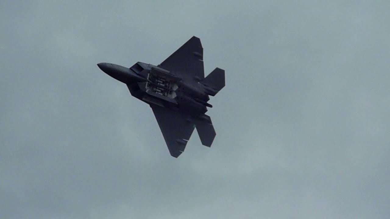F-22 Raptor Weapons Bay Door Pass at 2012 Fort Wayne Air Show - YouTube