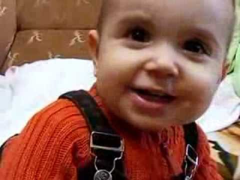 Un copil încearcă să imite o raţă! Mac mac, ma cac! - YouTube