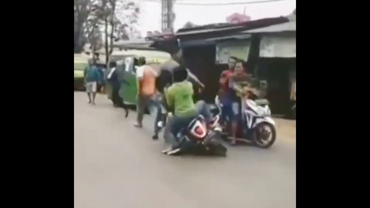 VIRAL!! AKSI WARGA MEMBUBARKAN PELAJAR YANG DIDUGA INGIN TAWURAN DI ...
