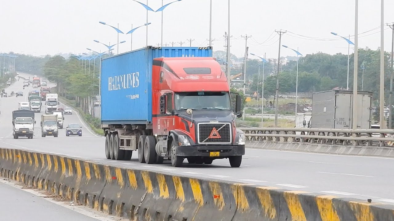 Watch the MOST POWERFUL USA Semi Trailer Truck in Action! - YouTube