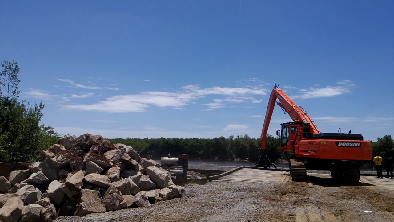 Doosan AM - Material handler DX520MH_3 - YouTube