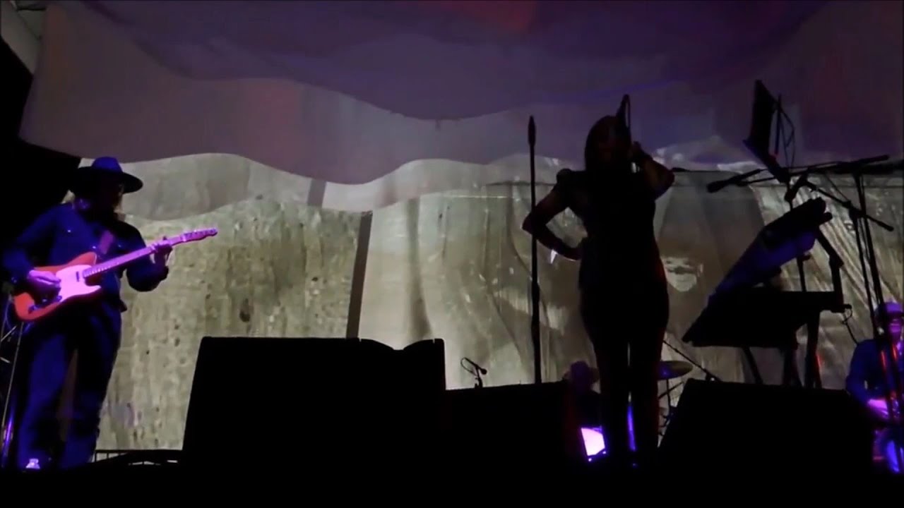 Hope Sandoval & TWI- INTO THE TREES - live VIDEO, 2017-10-15, Desert ...