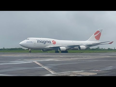 Unbelievable plane Moments Caught on Camera at Douala Airport! - YouTube