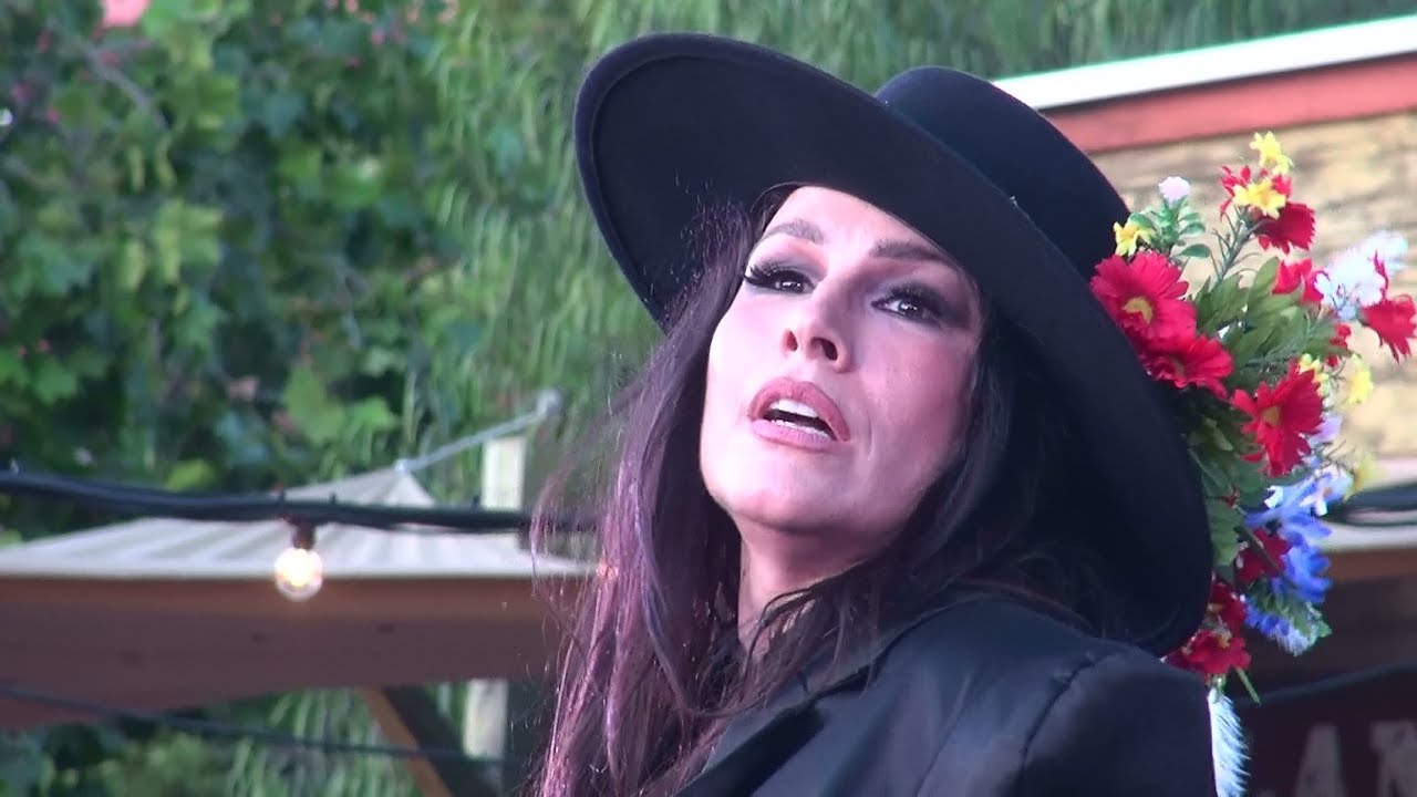 TOMASINA ABATE / KNOTTS BERRY FARM - YouTube
