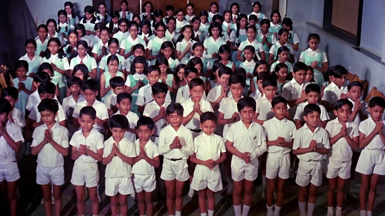 Hum ko man ki shakthi dena (movie Guddi, 1971) - YouTube