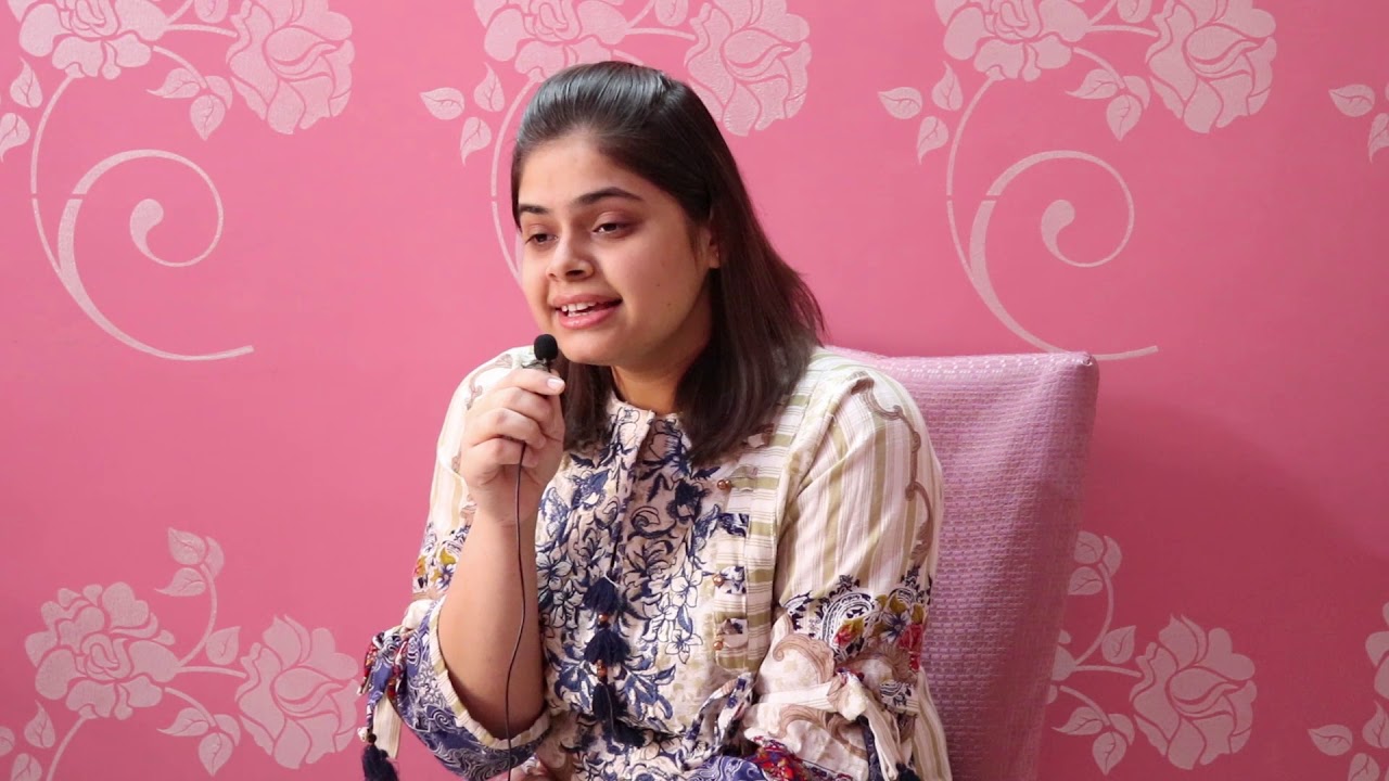 PAKISTANI GIRL SINGING INDIAN SONG "AOO NAA" - YouTube